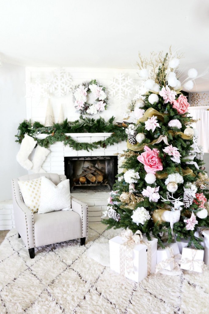 12 Colorful Christmas Tree Decorating Ideas