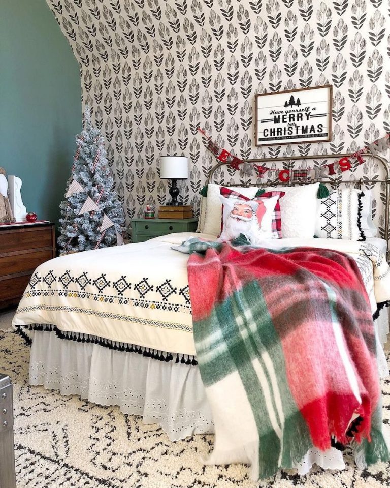 25 Christmas Bedroom Decor Ideas for a Cozy Holiday Bedroom!