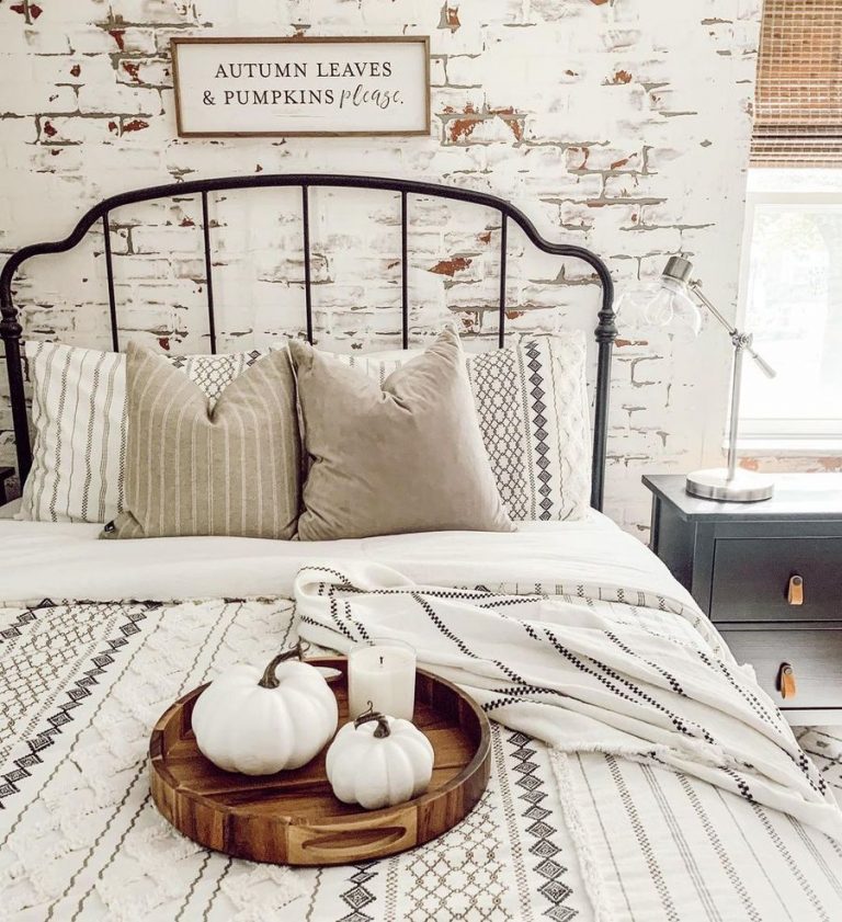 23 Marvelous Farmhouse Fall Decor Ideas for Your Home