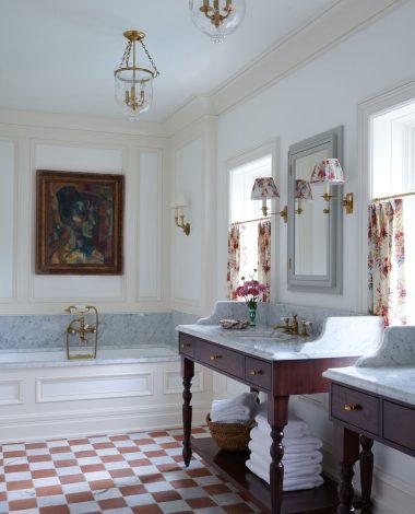 29 Traditional Bathroom Decor Ideas that Honor Classic Design