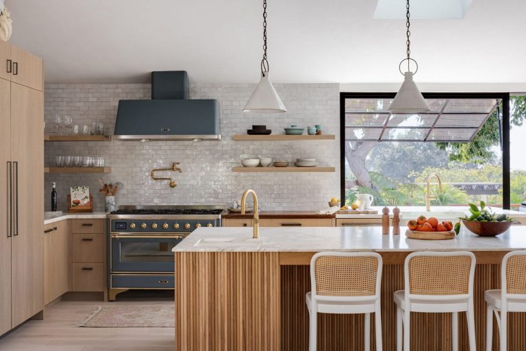 8 Kitchens Without Upper Cabinets (+ the Pros and Cons)