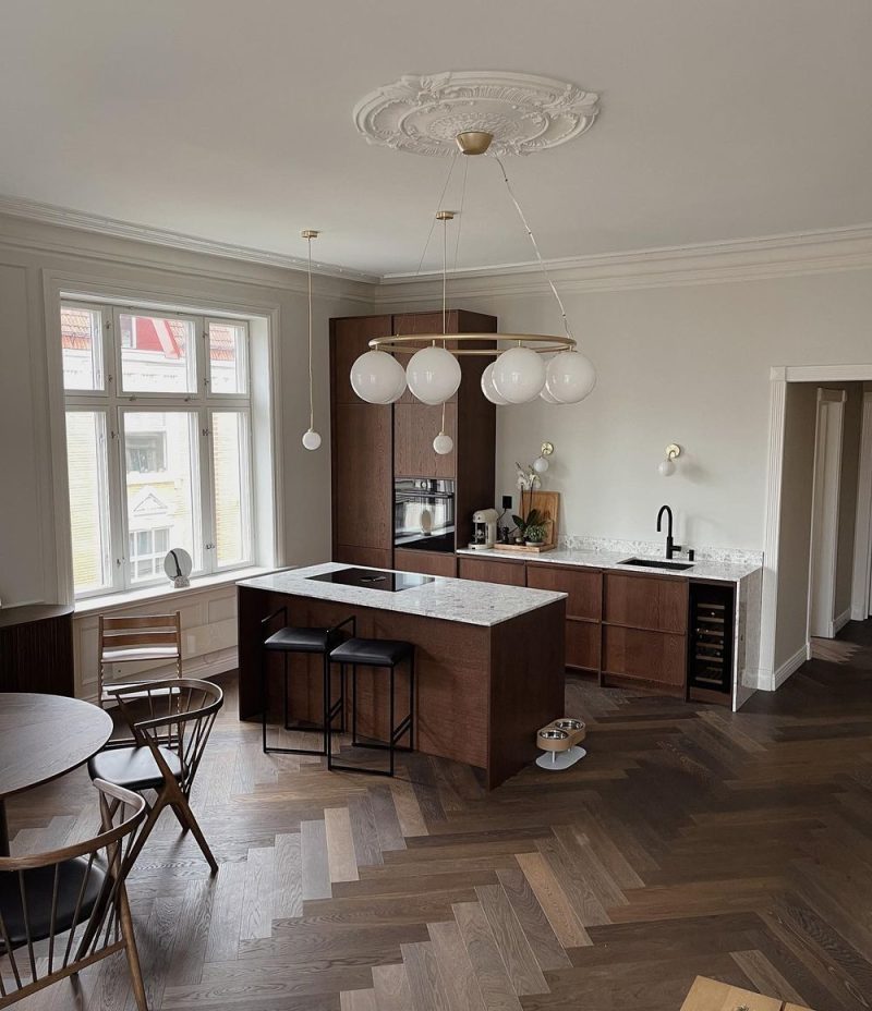 8 Kitchens Without Upper Cabinets (+ the Pros and Cons)