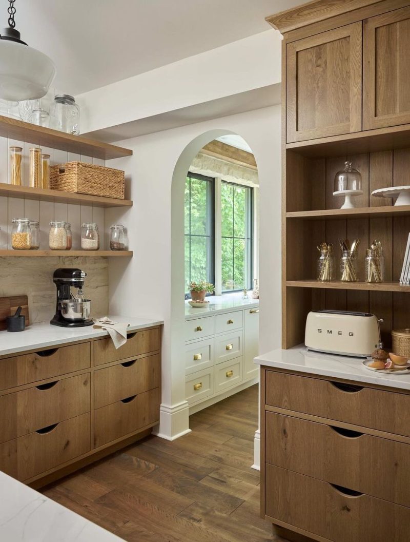 15 Charming Butler's Pantry Ideas