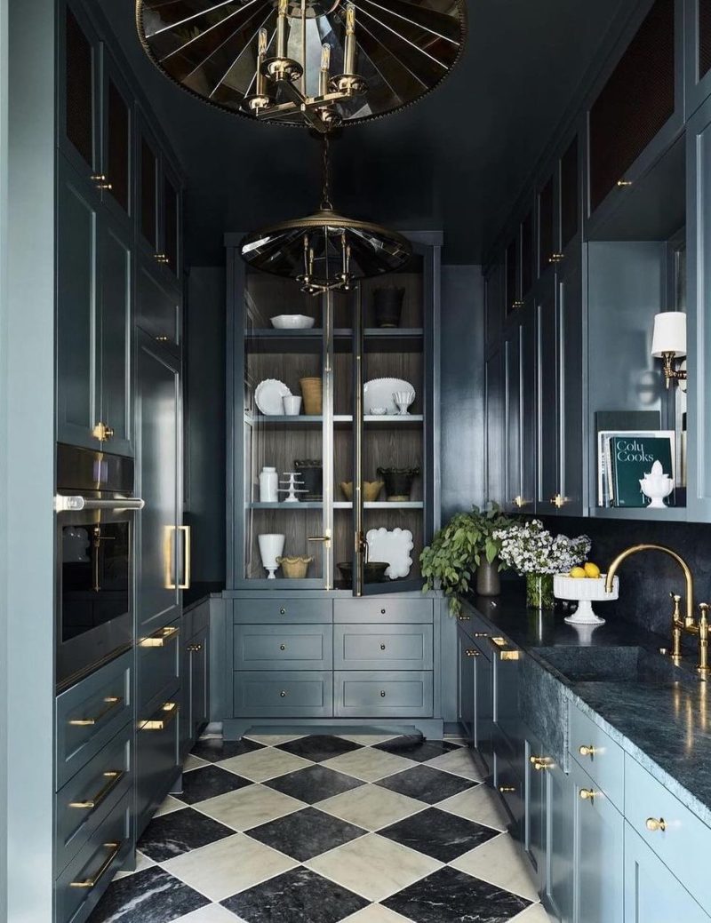 15 Charming Butler's Pantry Ideas