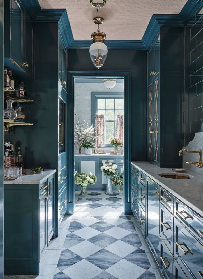 15 Charming Butler's Pantry Ideas