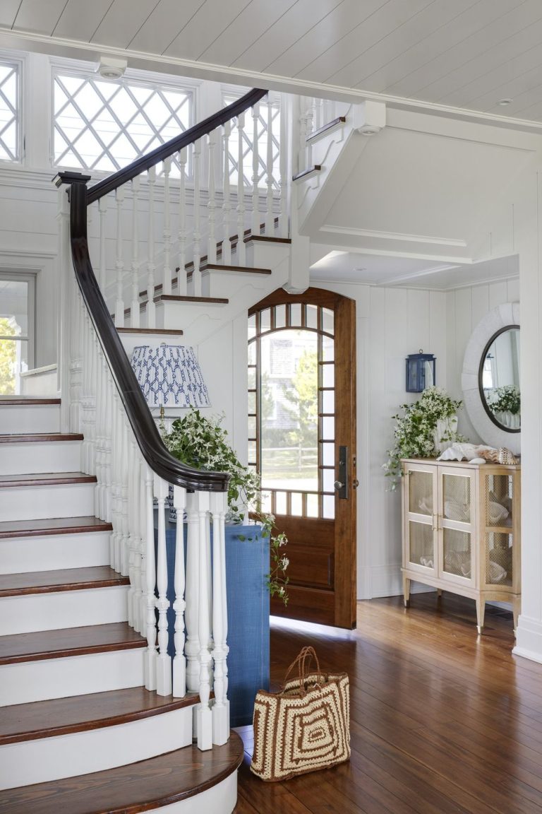 15 Traditional Staircase Design Ideas (+ How to Decorate Them)