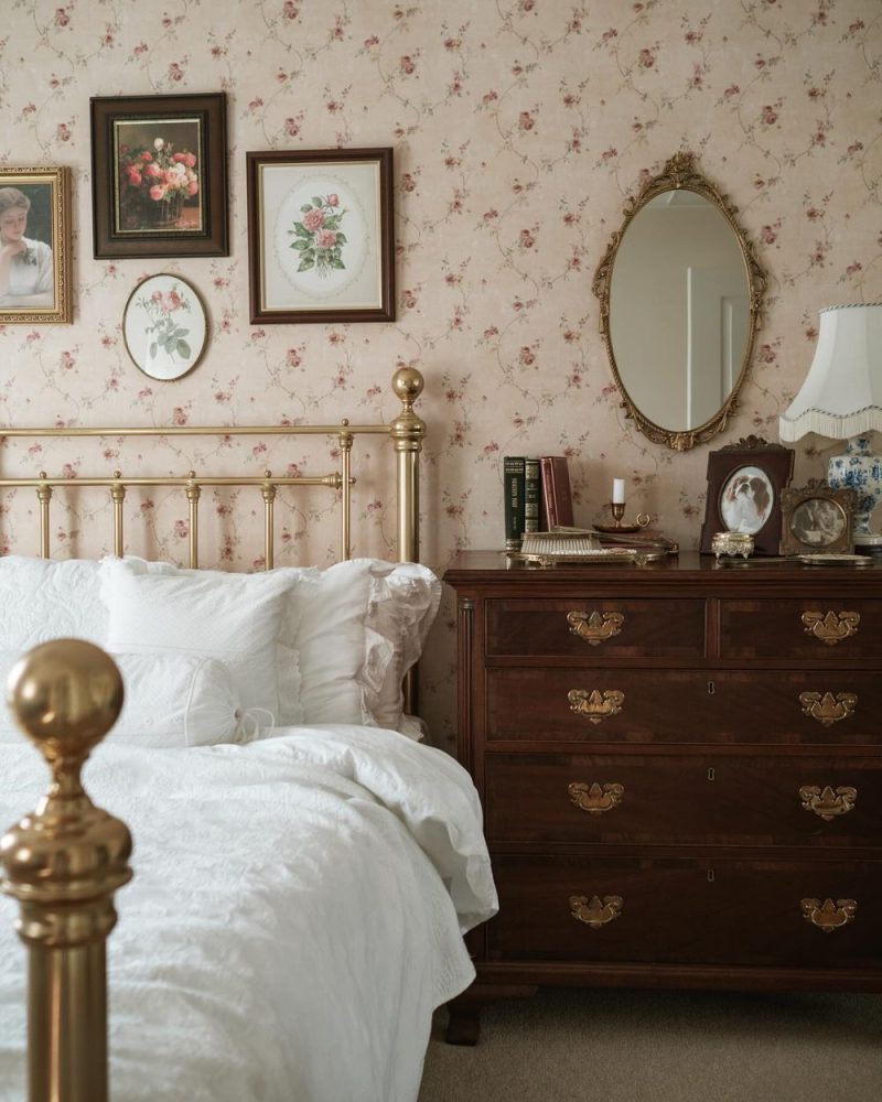 15 Vintage Bedroom Design Ideas that Evoke the Past