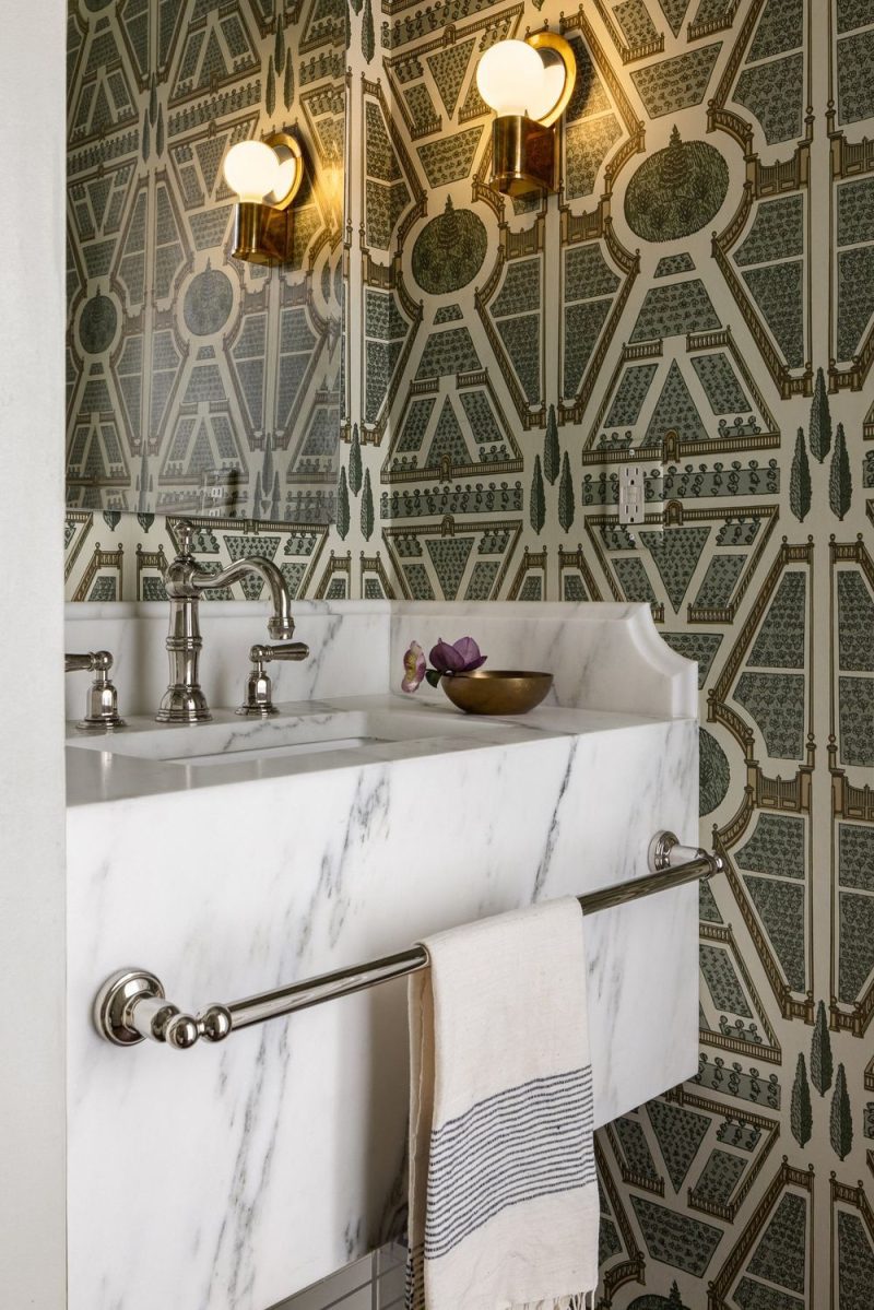 10 Gorgeous Bathroom Wallpaper Ideas that Liven Up the Space
