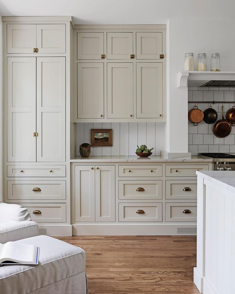 8 Kitchens Without Upper Cabinets (+ the Pros and Cons)