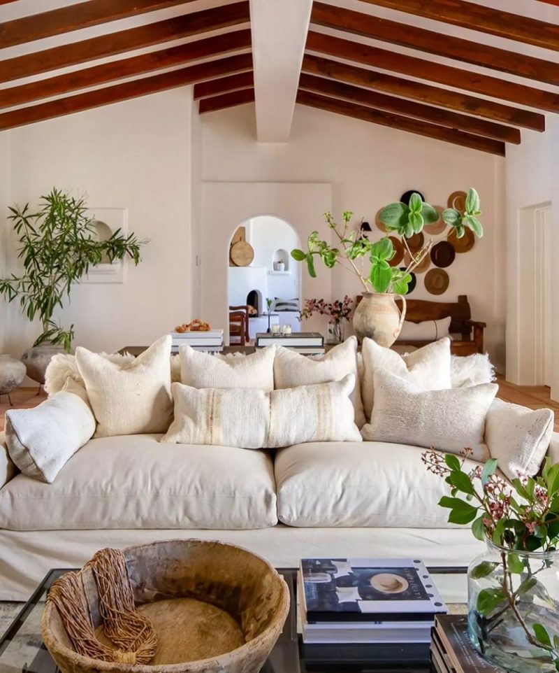 15 Inspiring Spanish Style Living Rooms