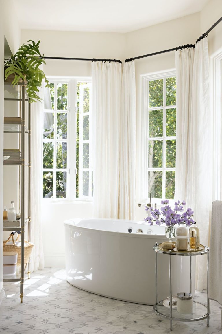 7 Bathroom Curtain Ideas for Windows and Bathtubs