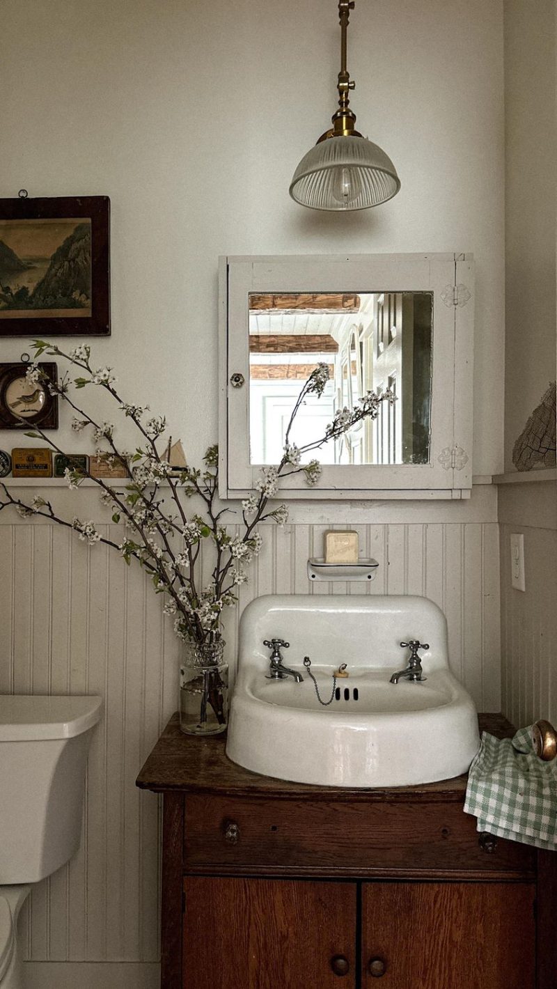 How to Decorate a Charming Cottage Bathroom