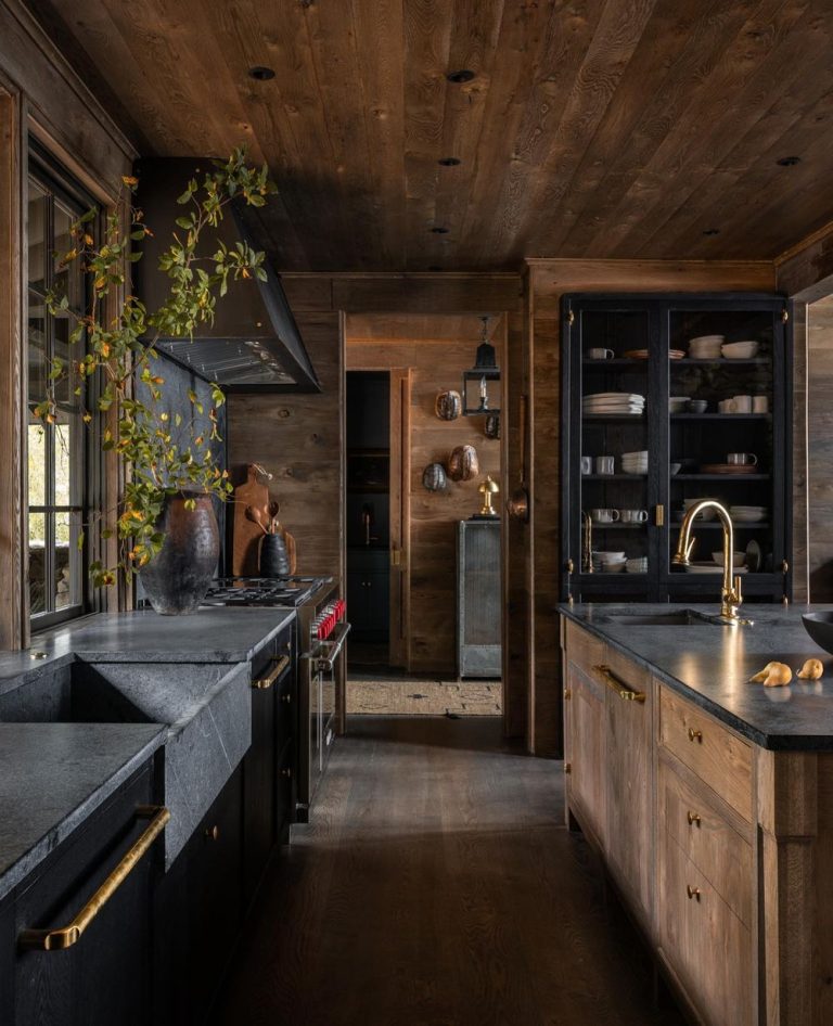 5 Stunning Mountain Home Kitchen Design Ideas to Cook Warm Meals