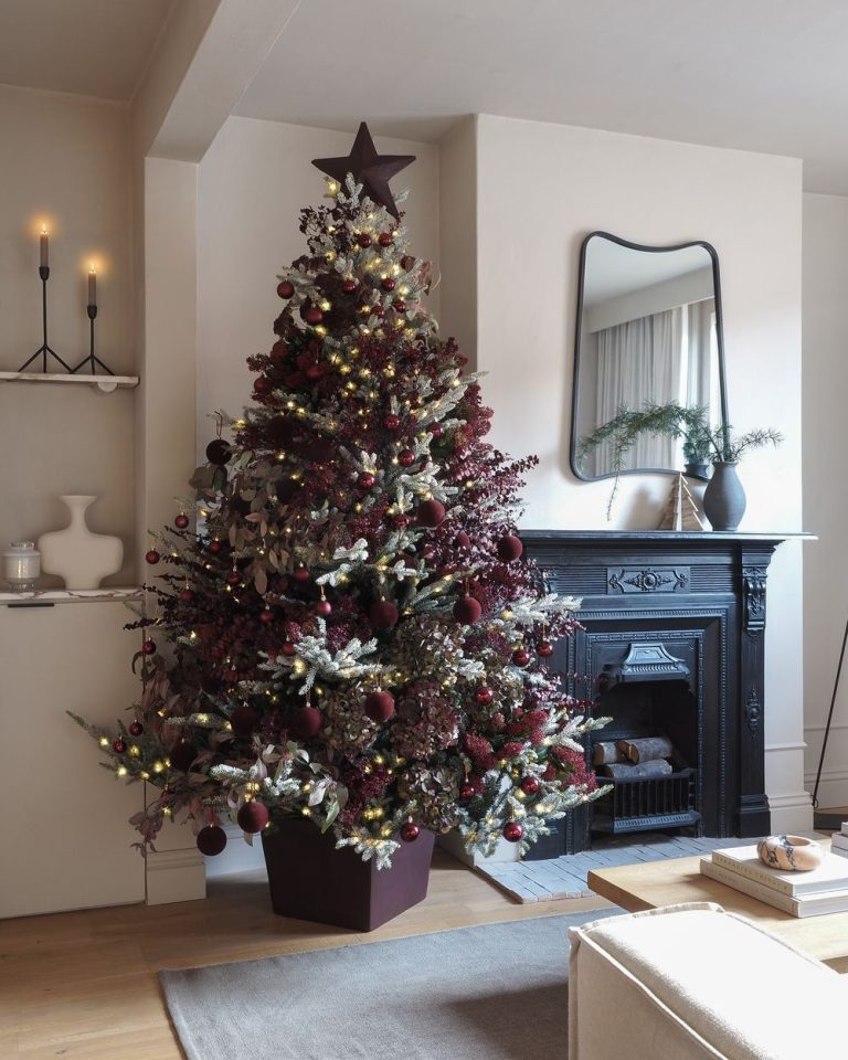 25 Essential Christmas Decorations List to Deck the Halls at Home