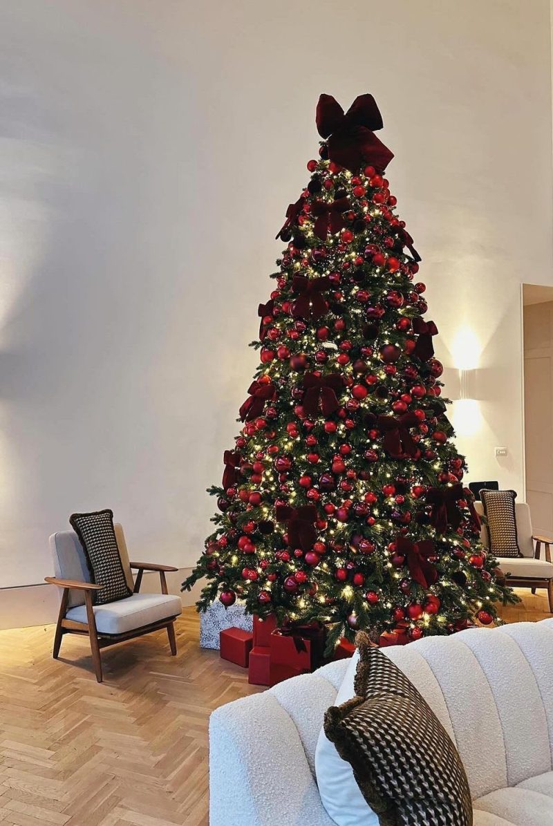 10 Ways to Decorate a Burgundy Christmas Theme at Home