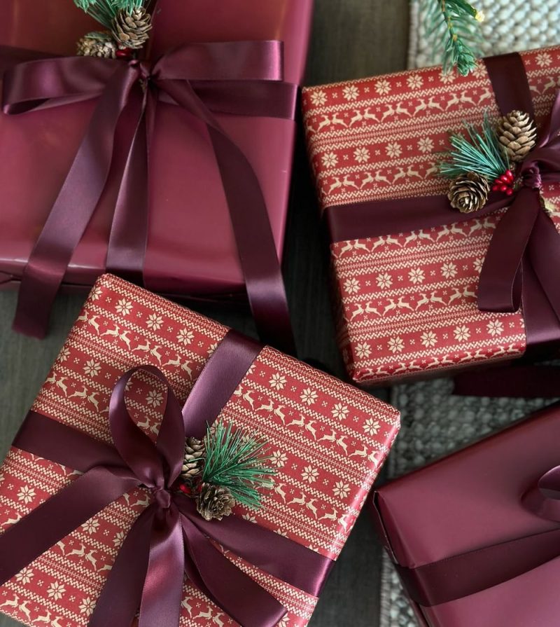 10 Ways to Decorate a Burgundy Christmas Theme at Home