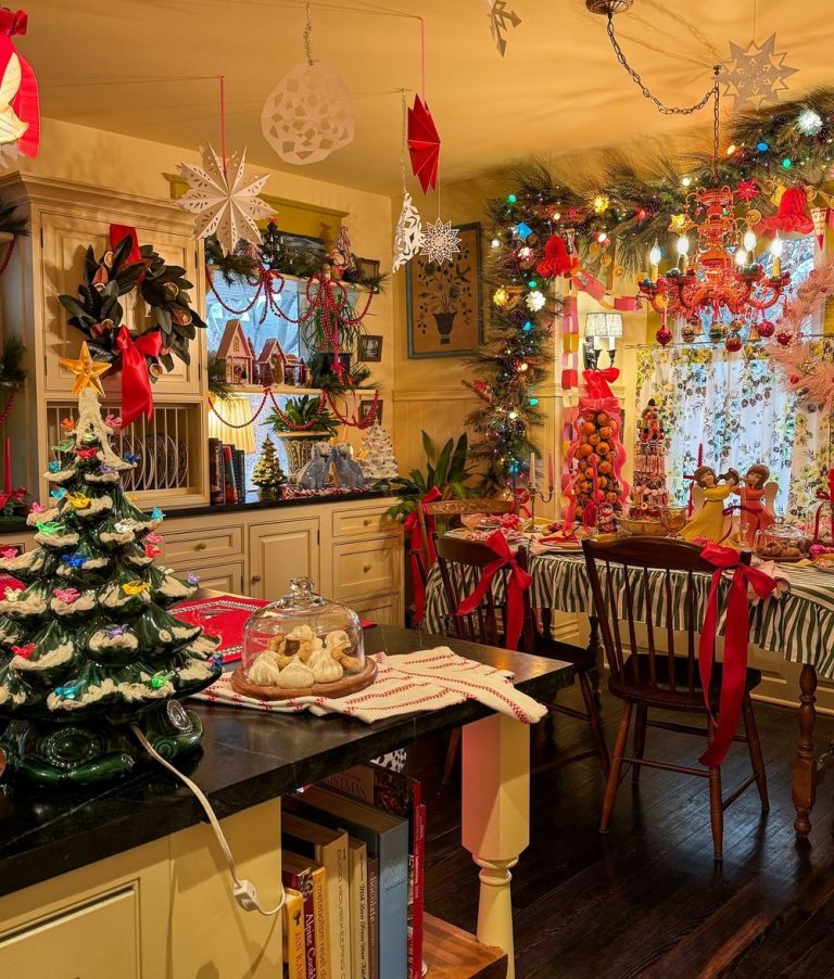 10 Unique Christmas Kitsch Decorating Ideas