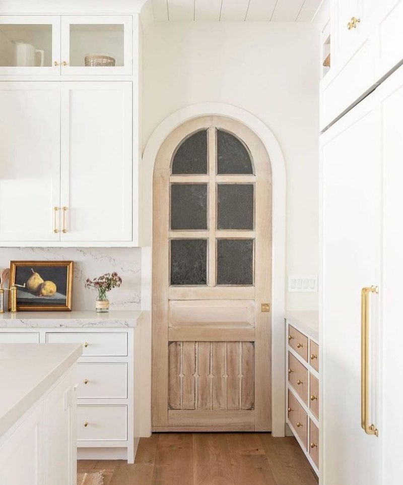 15 Charming Butler's Pantry Ideas